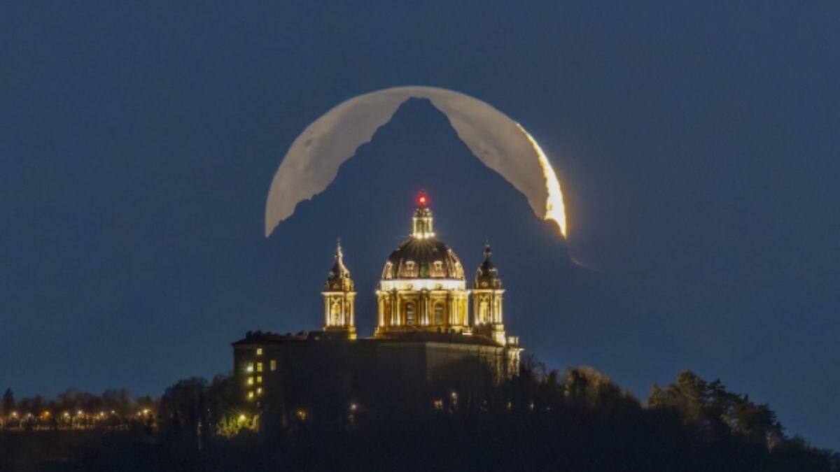This 'Brilliant' Moon Shot By Italian Photographer Has NASA's Attention ...
