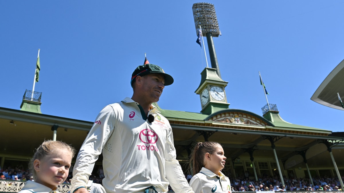 David Warner Walks Out With His Daughters Ivy Mae, Indi Rae and Isla ...