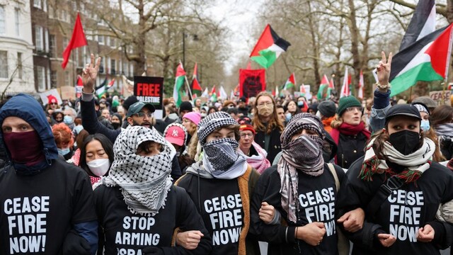 Pro-Palestinian Protestors Block London's Westminster Bridge, Clash ...