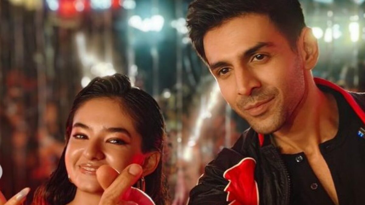 Kartik Aaryan And Anushka Sen Show Off Their 'Korean Hearts' in New Pics, Fans React - News18