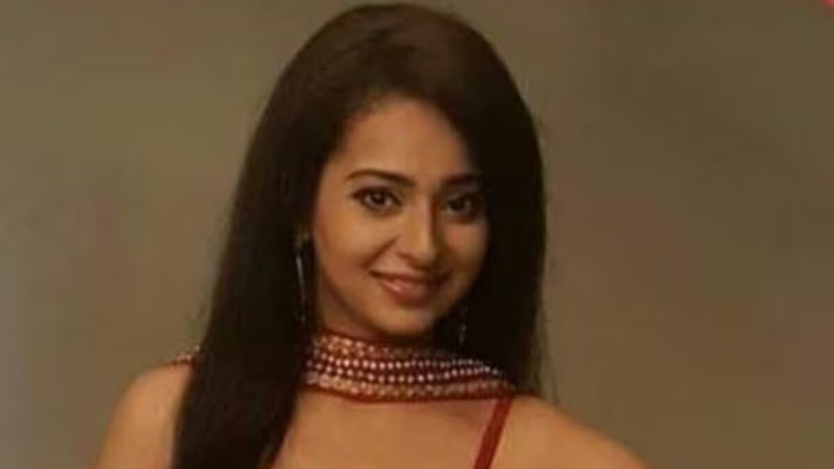 Where's Thalapathy Vijay's Co-star From His 1998 Release Minsara Kanna? - News18