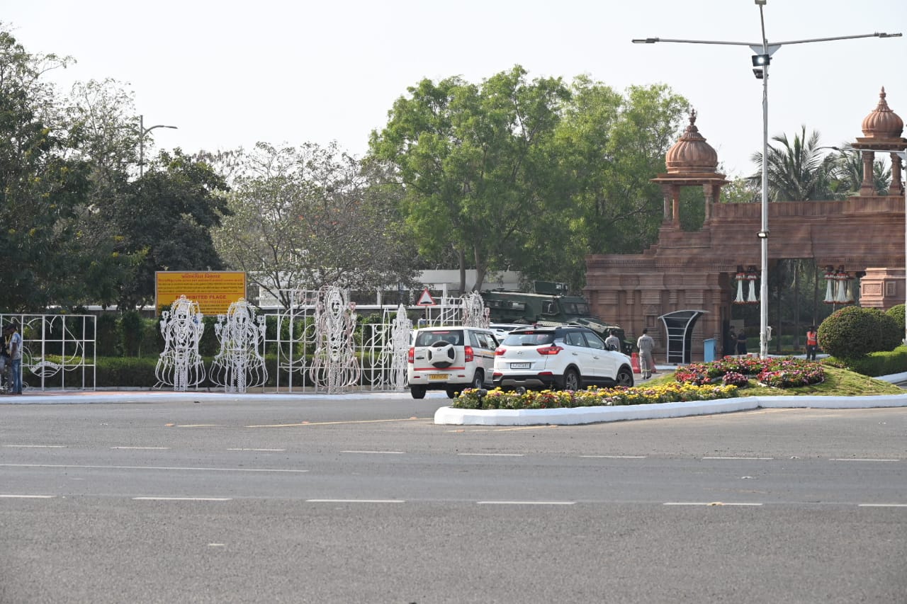 SRK, Gauri Khan, Suhana & Aryan Khan Arrive In Jamnagar For Anant ...