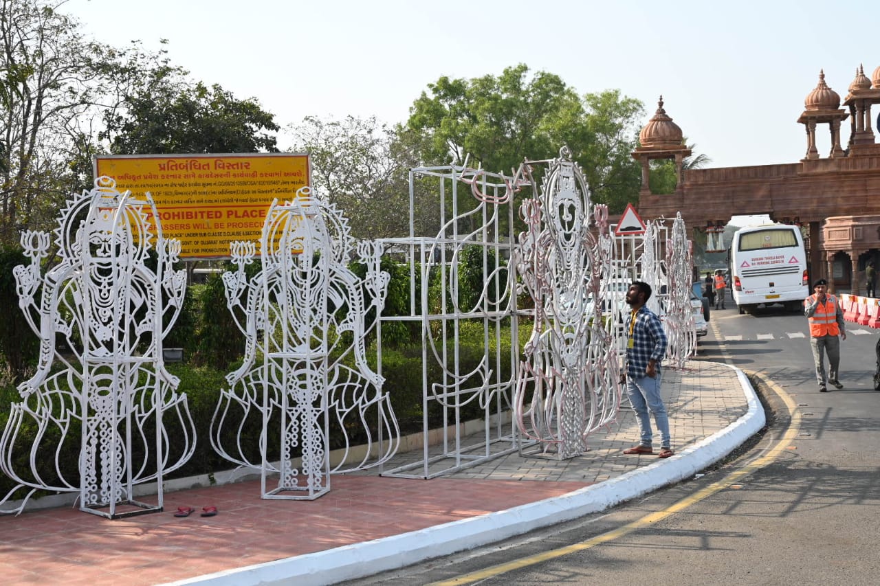 SRK, Gauri Khan, Suhana & Aryan Khan Arrive In Jamnagar For Anant ...