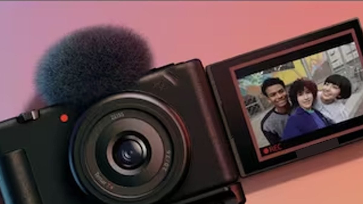 Young Girl Attempt To Pinch-Zoom Old Digital Camera Is Peak Gen-Z Vs ...