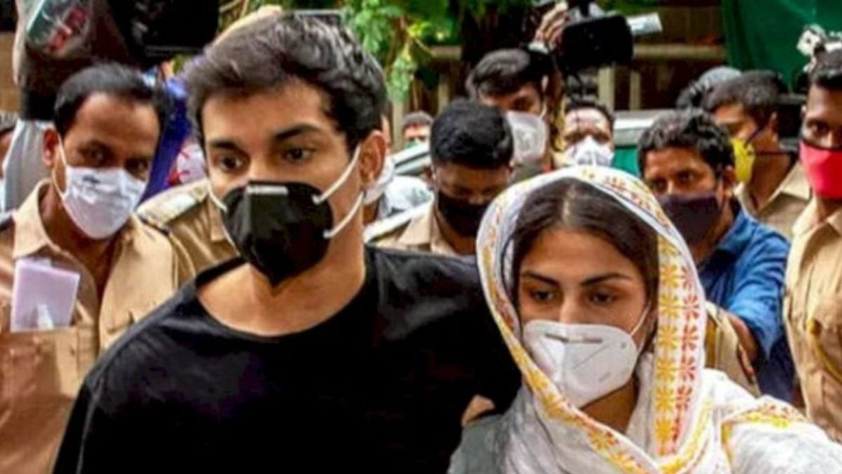 SSR Death Case: Bombay High Court Quashes LOCs Against Rhea Chakraborty ...