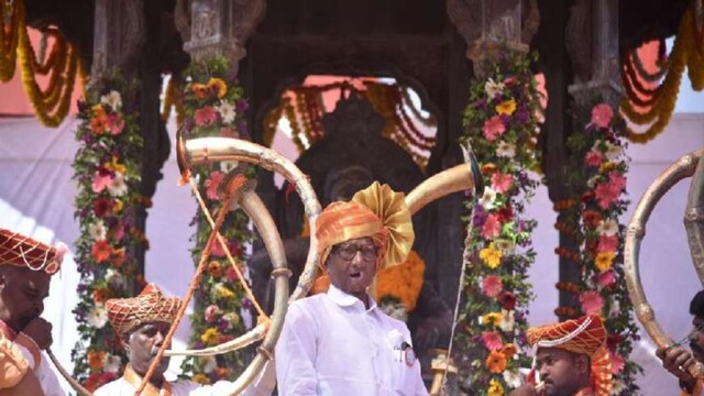 Sharad Pawar Unveils Symbol of His NCP Group at Raigad Fort - News18