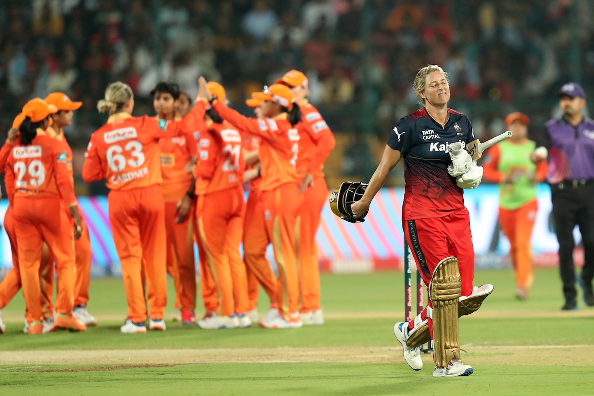 RCB vs GG WPL 2024 Photos: Smriti Mandhana, Sophie Molineux Hand Royal ...
