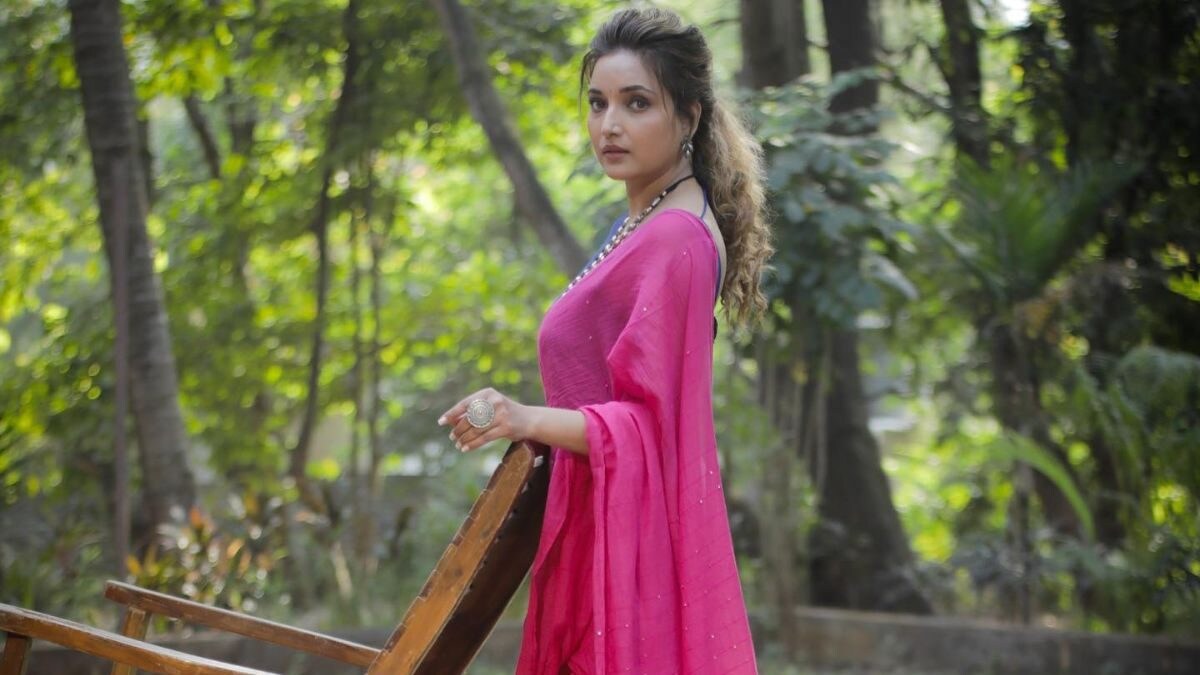 Rupali Bhosle Channels Her Inner Desi Barbie In Pink Saree - News18