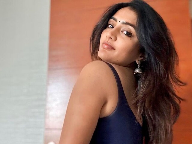 Esha Rebba Flexes Her Peacock Tattoo Wearing Elegant Silk Saree - News18