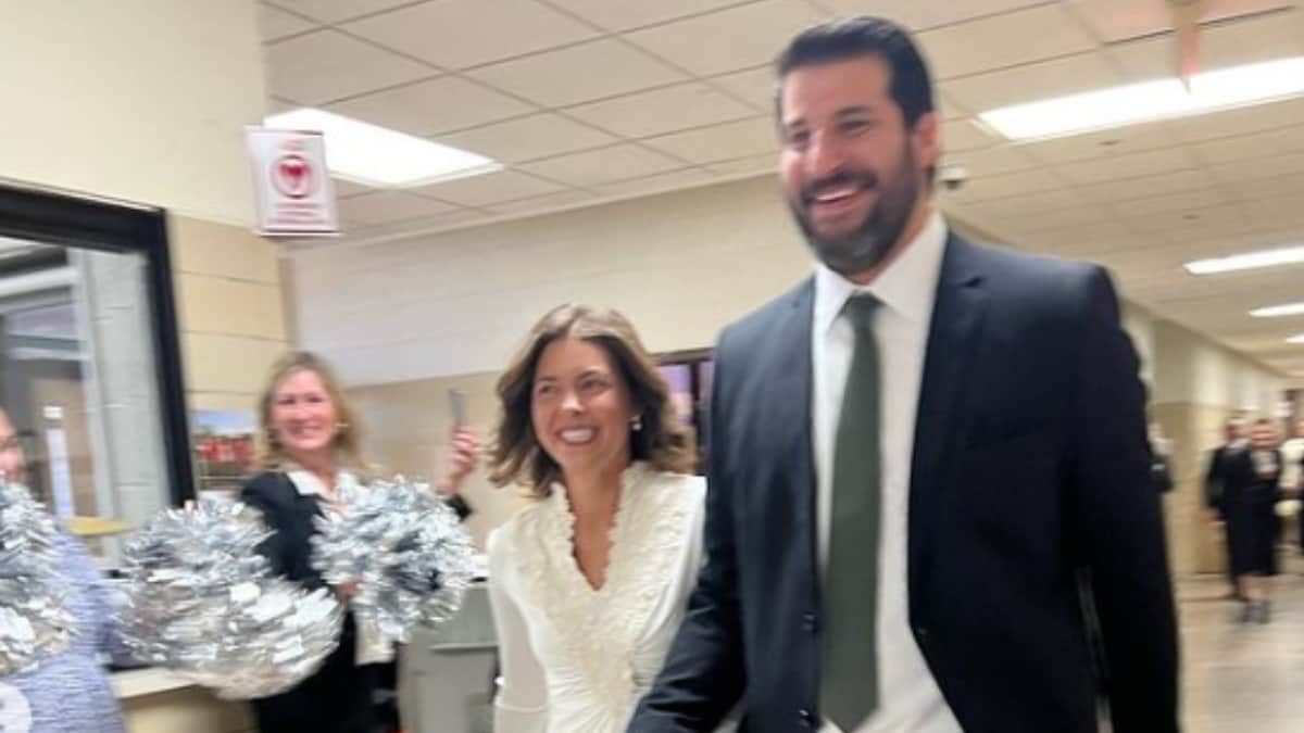 Kindergarten Teacher Gets Married In School With Her Students In ...