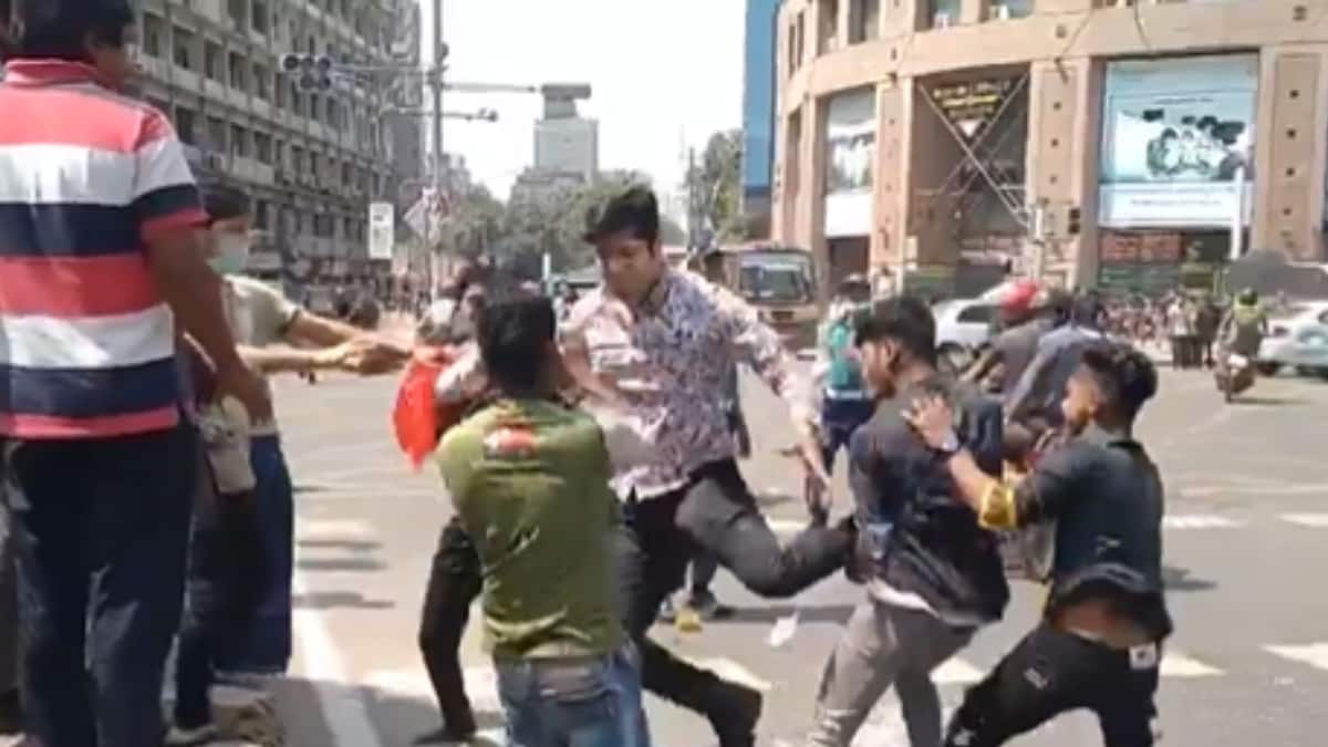 Group Of Boys Kick, Punch And Slap Each Other On Road Over 'Texting A ...