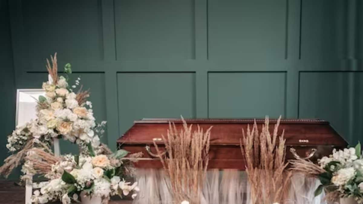 Sci-Fi To Santa, Britons Plan Unique Funerals Reflecting Personalities ...