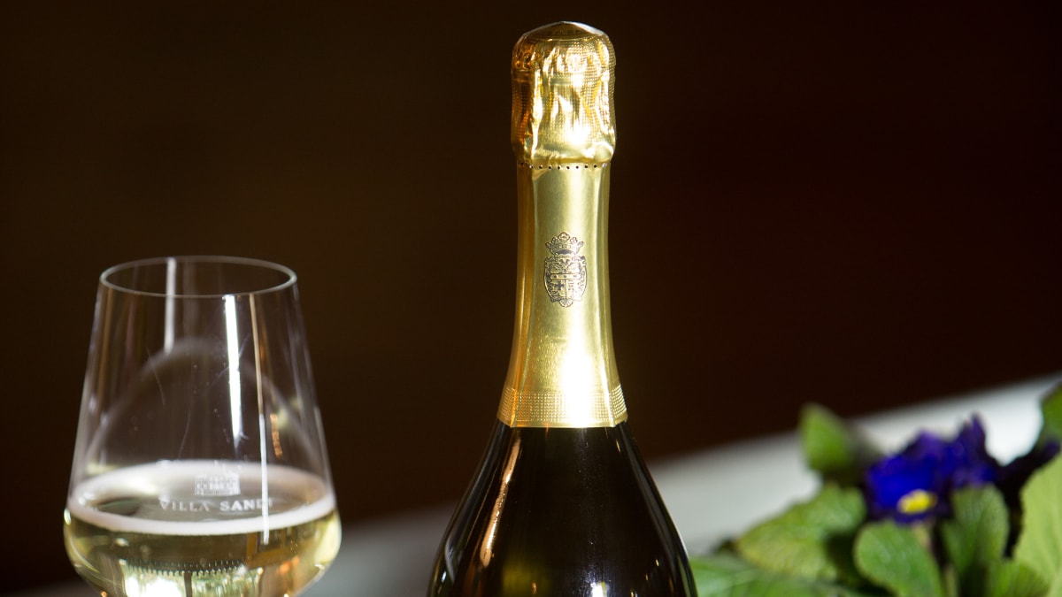 Toast to Love: Selecting a Memorable Sparkling for Your Valentine’s ...