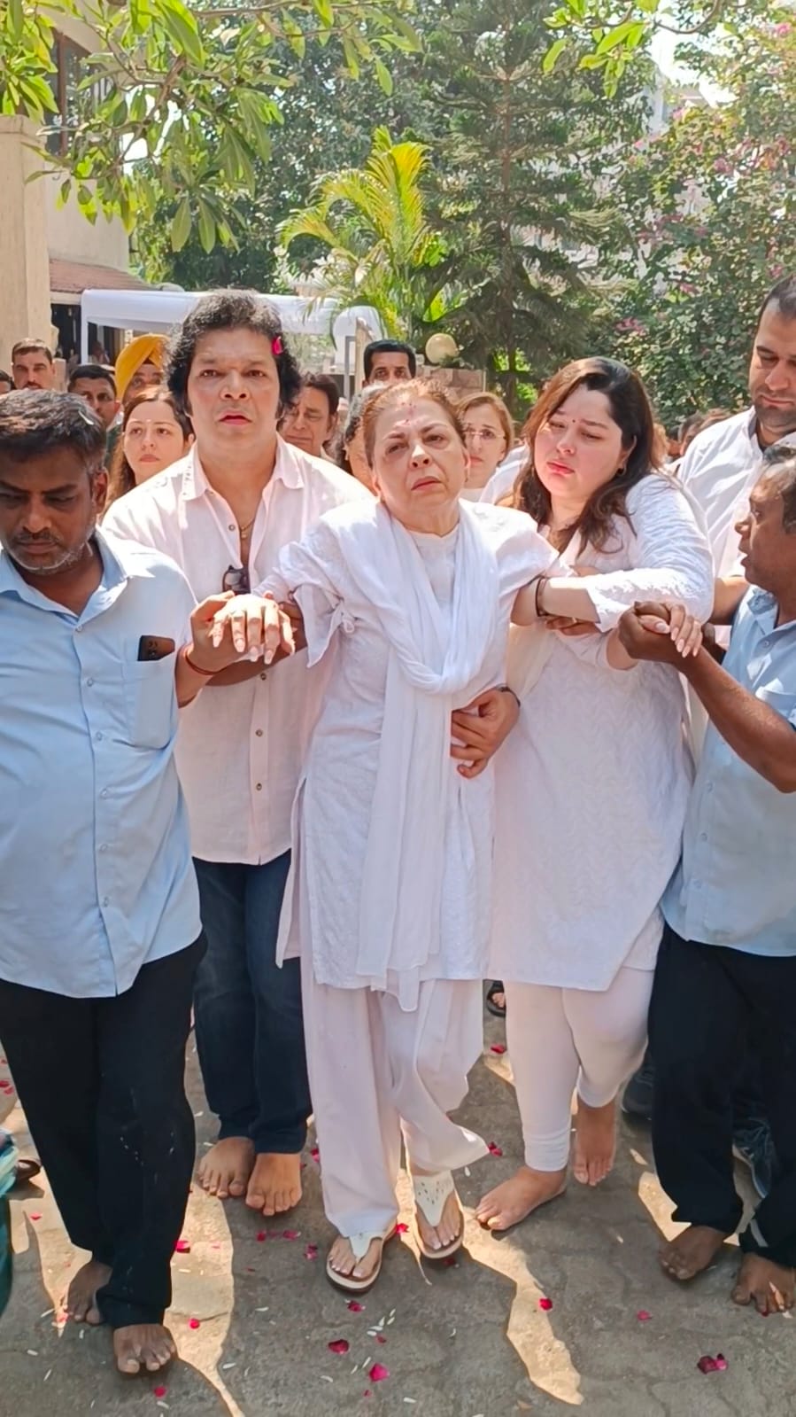 Pankaj Udhas' Wife Cries Inconsolably At Late Singer's Funeral ...