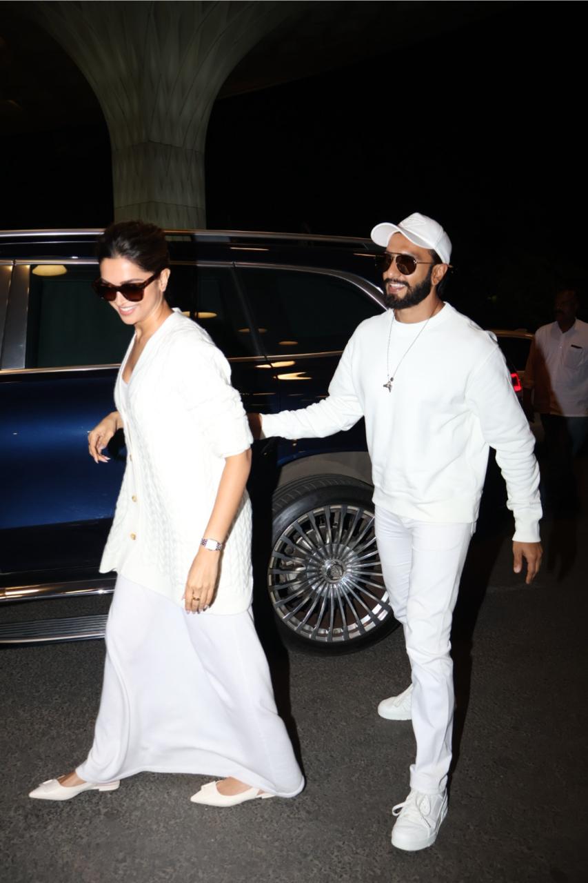 Ranveer Singh Holds Deepika Padukone Close in FIRST Appearance After Announcing Pregnancy, See ...