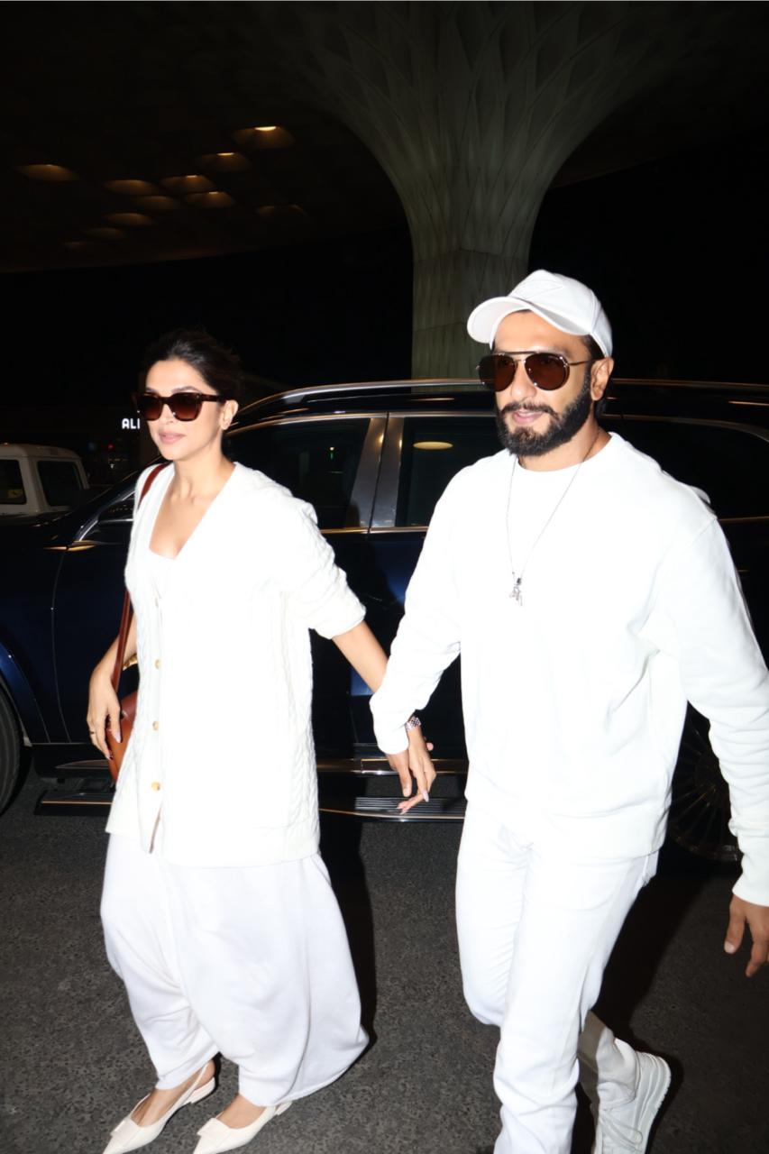Ranveer Singh Holds Deepika Padukone Close in FIRST Appearance After Announcing Pregnancy, See ...