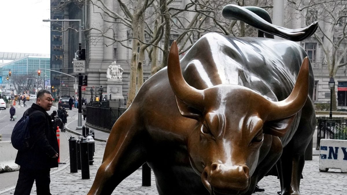 Protesters Deface NYC’s Iconic Charging Bull Statue with Antisemitic ...