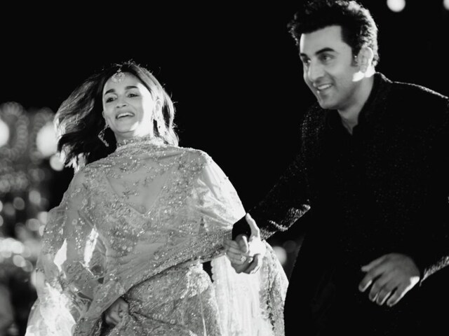 Alia Bhatt-Ranbir Kapoor Perform On Kesariya With Akash Ambani And ...