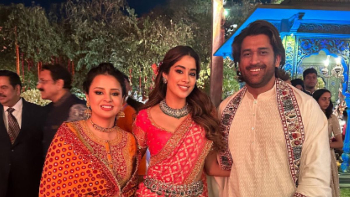 Janhvi Kapoor Wears Her Million Dollar Smile With MS Dhoni And Wife ...