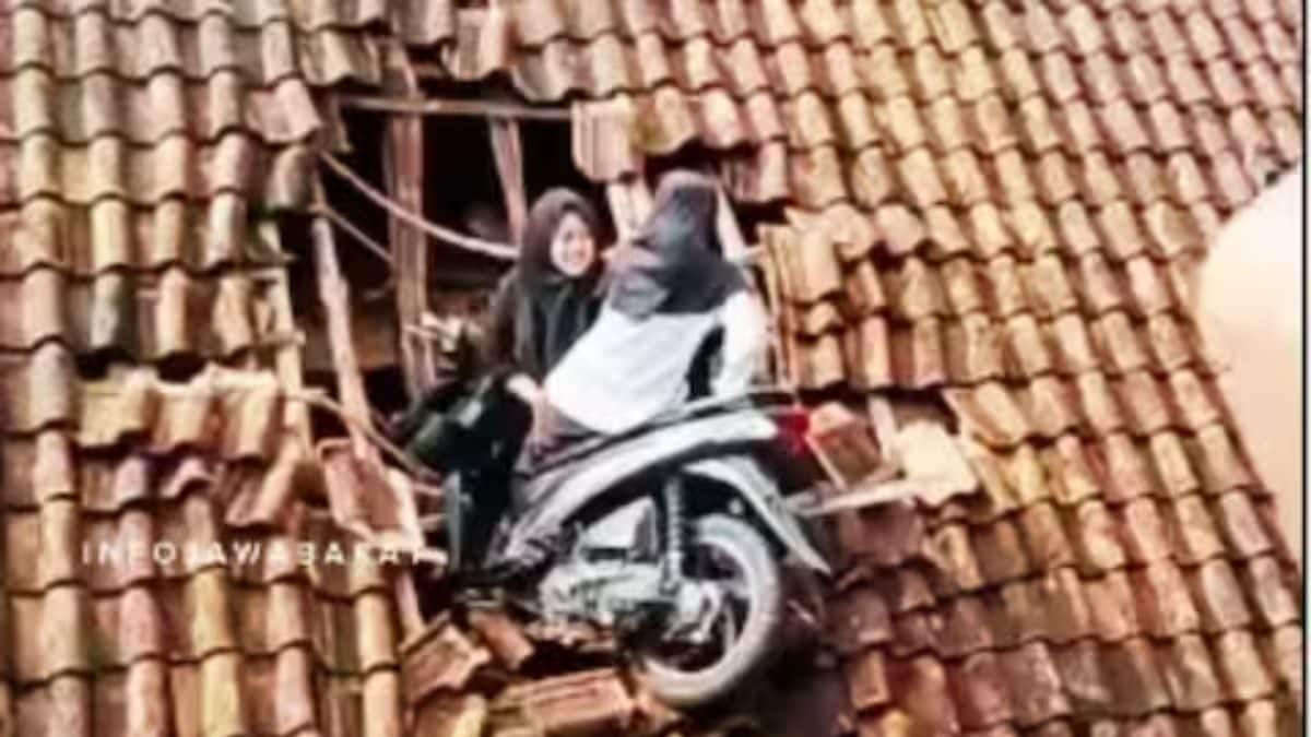 Video Of Two Girls Stuck On Rooftop With Their Scooty Leaves The ...