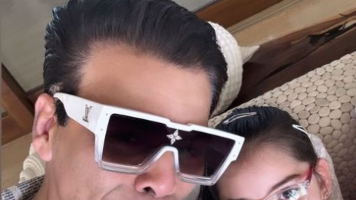 Karan Johar Shares An Adorable Selfie With Daughter Roohi, Calls It ‘Beti Love’; See Here - News18
