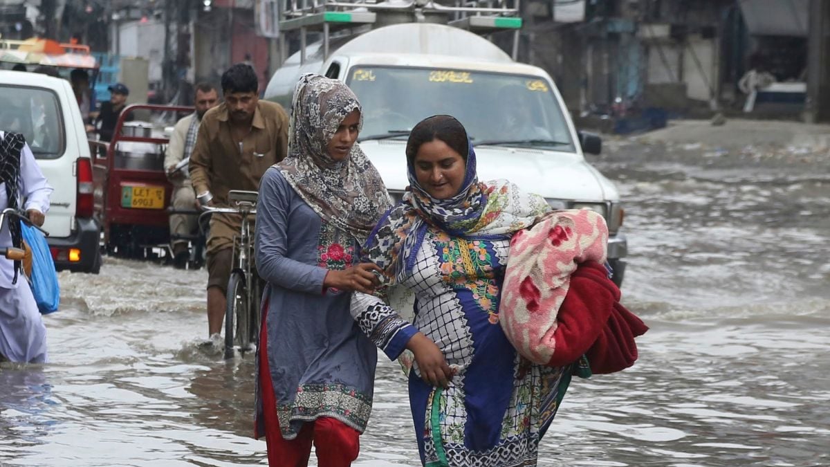 Heavy Winter Rains in Pakistan Kill at Least 37 People, Collapse ...