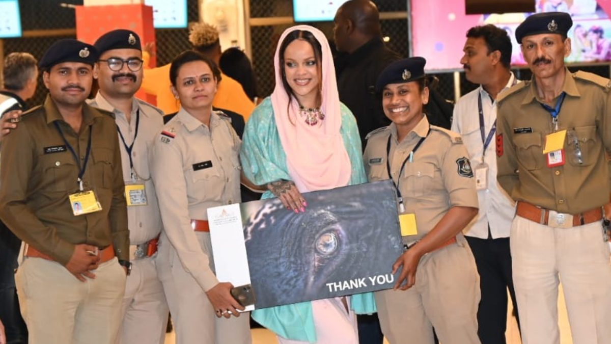 Rihanna Hugs Women Cops, Takes Photos With Them Before Leaving Jamnagar ...