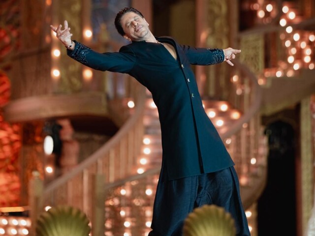 Shah Rukh Khan Sets the Mehfil in Jamnagar With Energetic Jhoome Jo Pathaan Performance, Watch ...