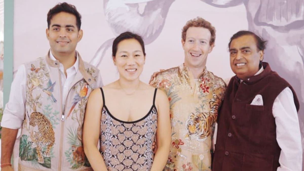 Akash Ambani, Mark Zuckerberg, Priscilla Chan, Pose with Mukesh Ambani ...