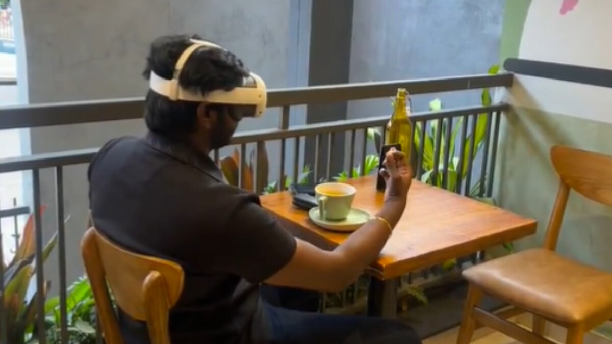 Man Enjoying Dinner Wearing VR Headset Is The Ultimate Peak Bengaluru ...