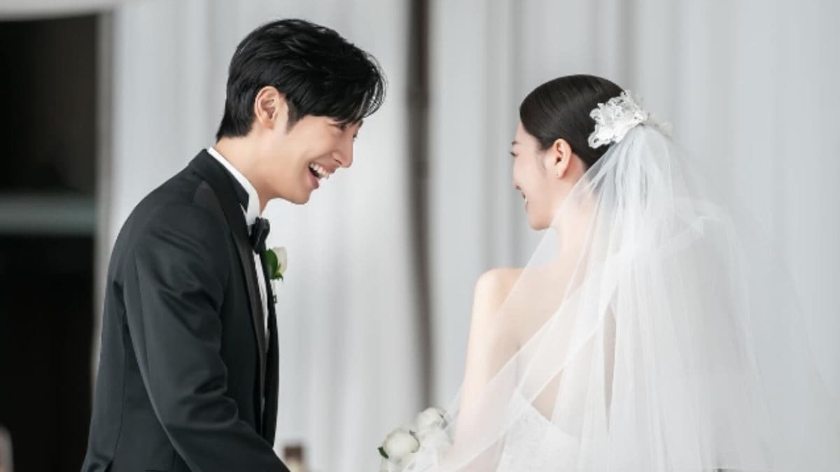 Sixth Sense Actor Lee Sang-yeob Is Married; See Photos | Movies News ...