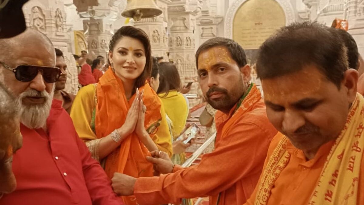 Urvashi Rautela Offers Prayers at Ayodhya Ram Mandir, Takes Pics With Pujari; Photos Go Viral ...
