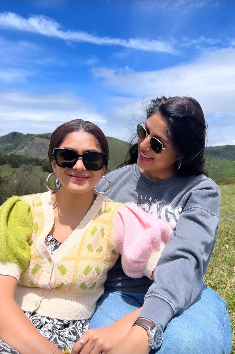 Mrunal Thakur And Her Sister Lochan Thakur Give Major Siblings Goals ...
