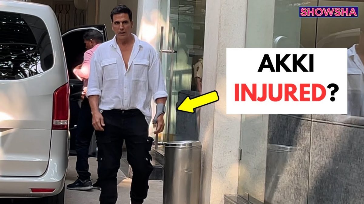 Akshay Kumar Is All Smiles As He Poses For Paps, Clicks Pic With Fan I ...