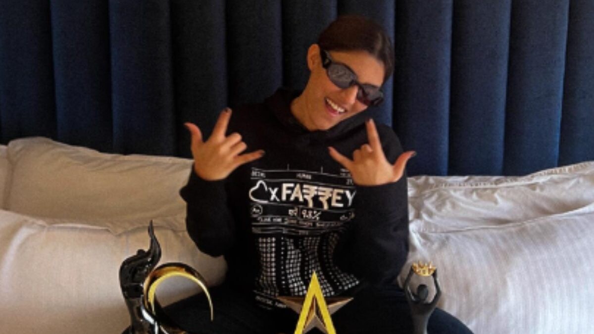 Alizeh Agnihotri Poses With Her Showsha Reel Award, Among Others For ...