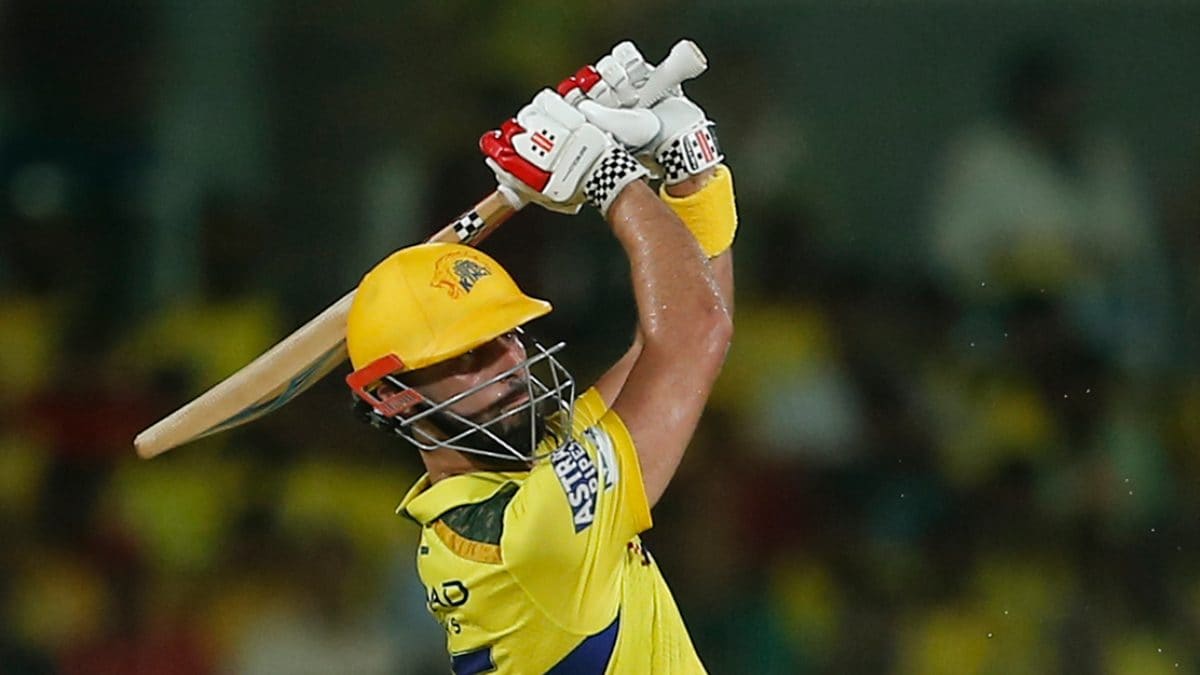 WATCH: Daryl Mitchell's Training Shot Breaks CSK Fan's iPhone | Cricket ...