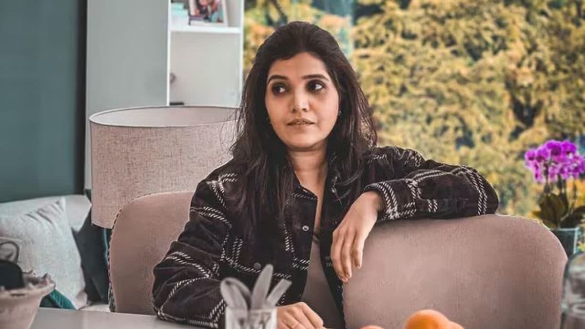 Initially Struggled With The Mumbai Local Rush: Actress Mukta Barve ...