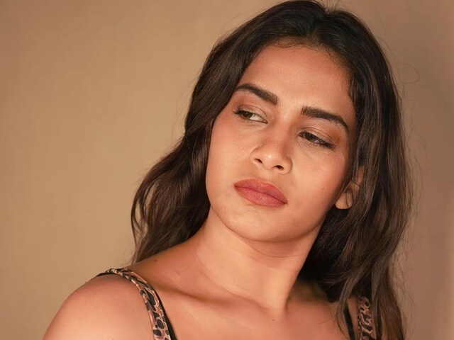 Sahithi Dasari’s White Silk Saree Look Is Perfect For A Casual Beach ...