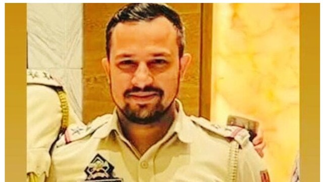 Police Officer Dies During Shootout Near Hospital in Jammu & Kashmir's ...