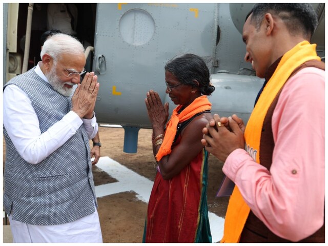 PM Modi Meets Fruit Seller Mohini Gowda During Visit to Karnataka's ...