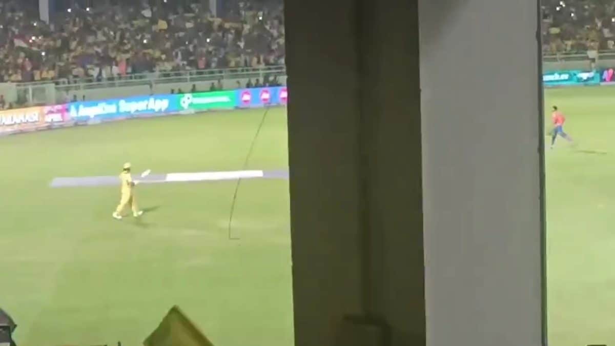 Watch: Vizag Stadium Erupts as MS Dhoni Walks Out to Bat During DC vs ...