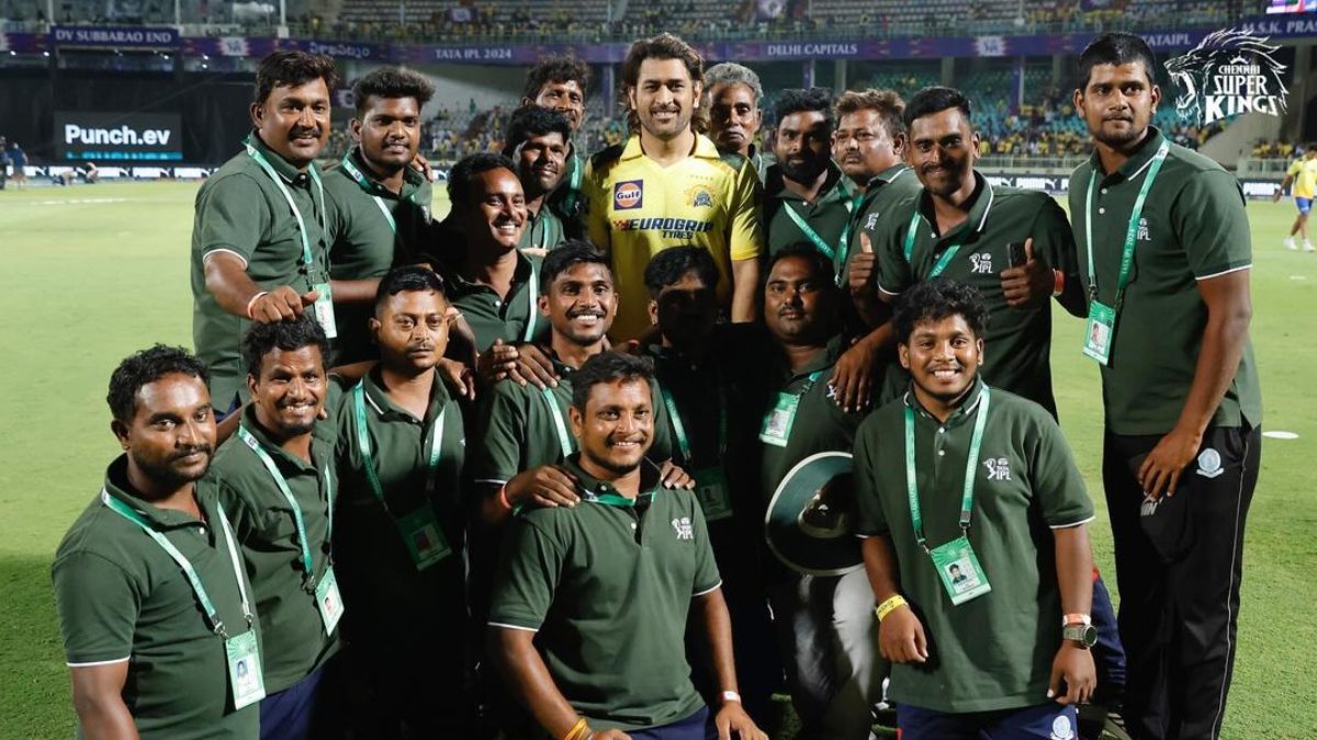 MS Dhoni Poses With Vizag Ground Staff After His Spectacular Cameo ...