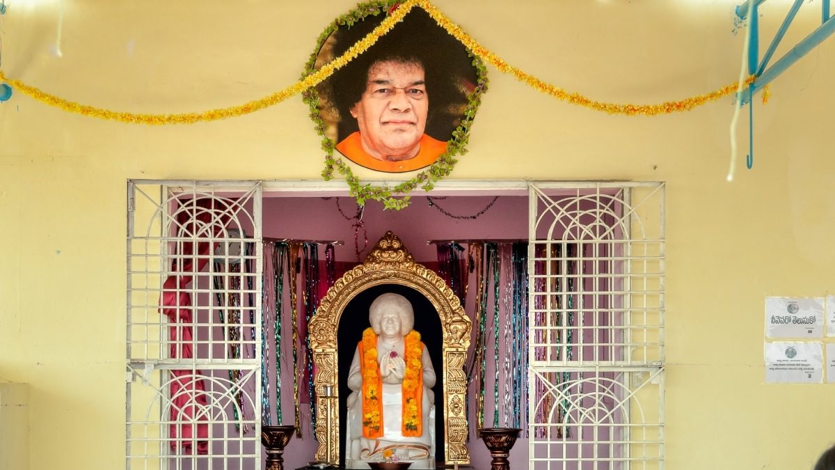 Sathya Sai Baba Death Anniversary 2024: 7 Motivational Quotes to Start ...