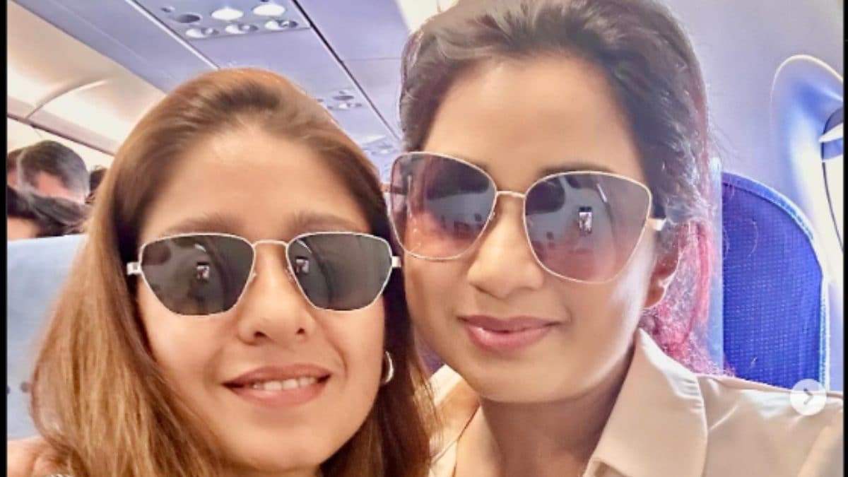 Shreya Ghoshal Drops Selfie With Sunidhi Chauhan To 'Break The Internet ...
