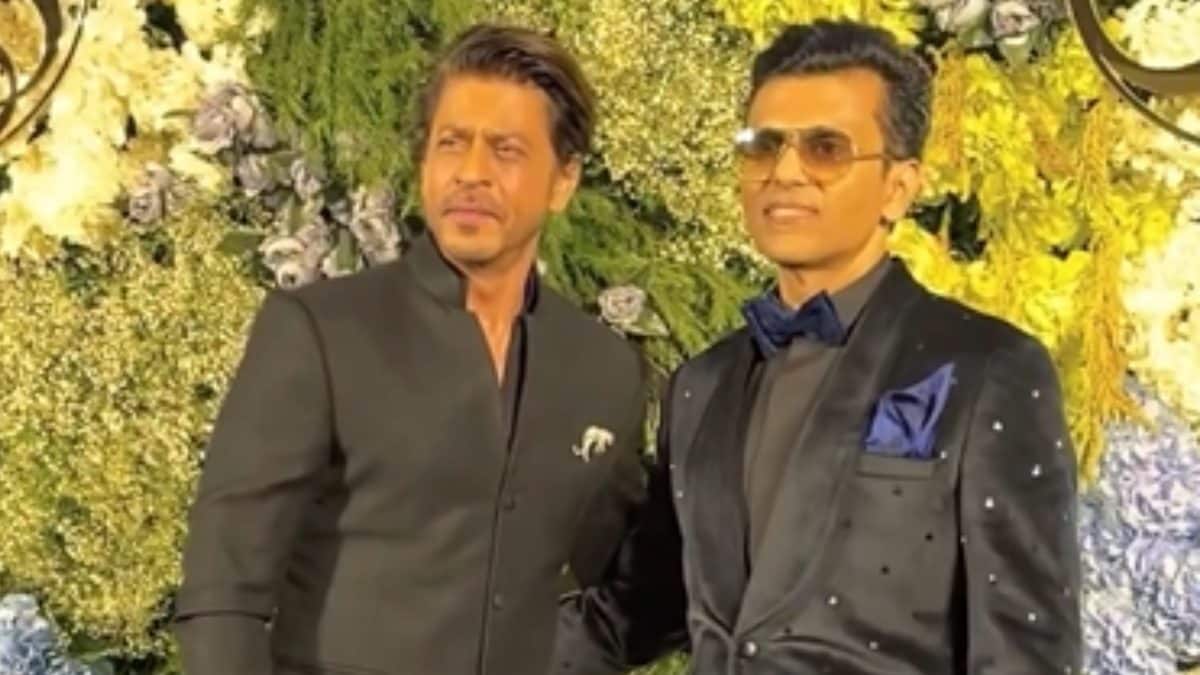 Shah Rukh Khan Steals Hearts With His Dimples and Man Bun at Anand ...