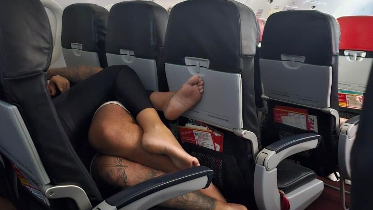 Couple's PDA On 4-hour Flight Leaves Internet in a Discomfort, Pics Go Viral - News18
