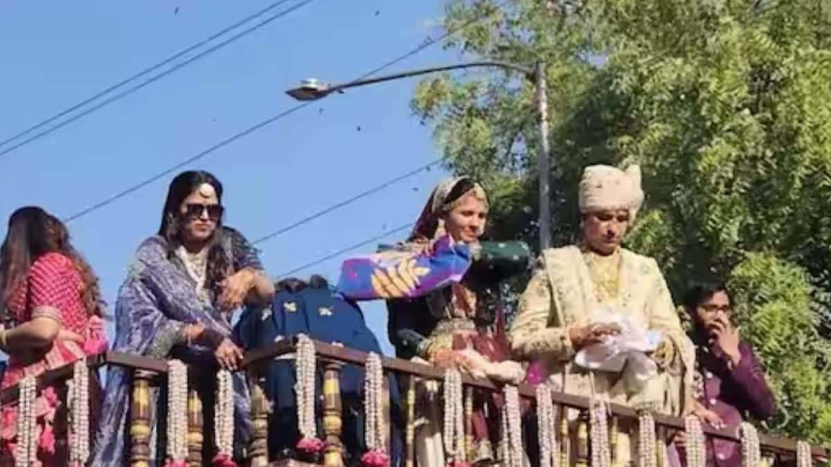 Gujarat Couple Showers Money From Chariot After Donating Rs 200 Crore ...