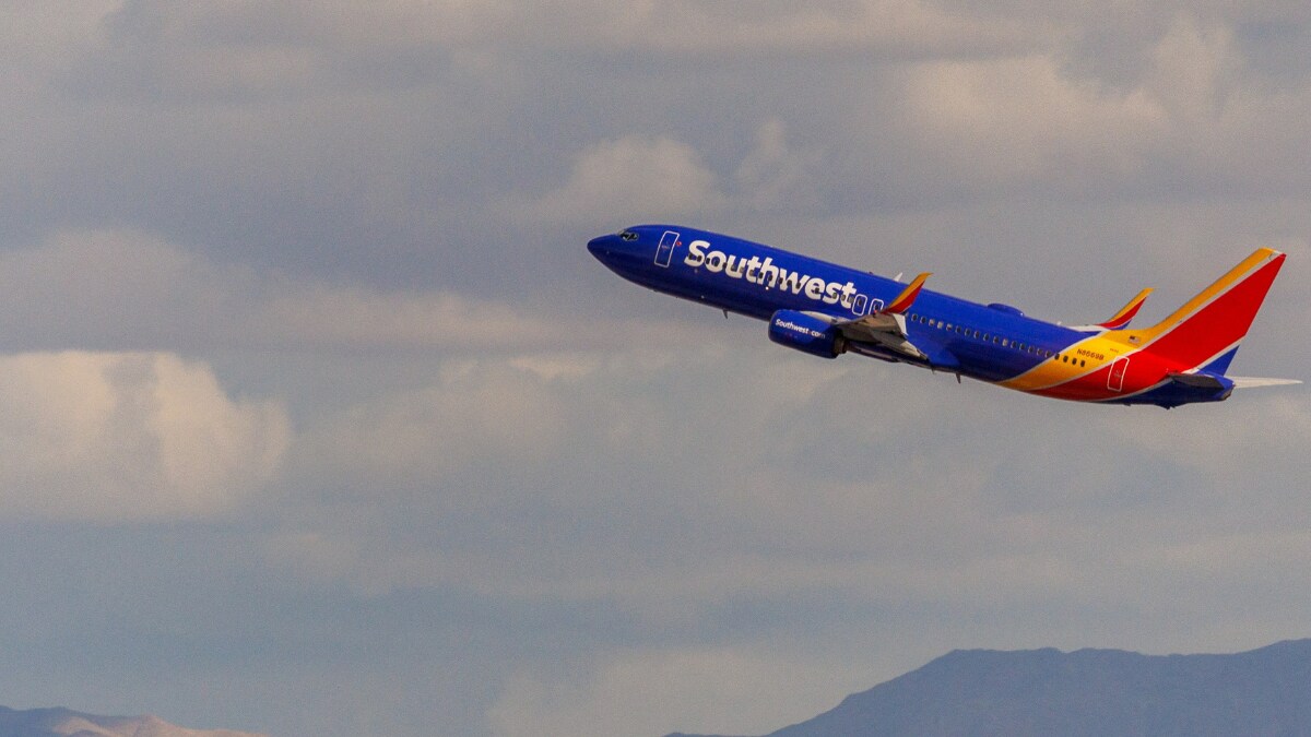 Southwest Airlines Flight 2786 Narrowly Averts Ocean Plunge, Drops 400 ...