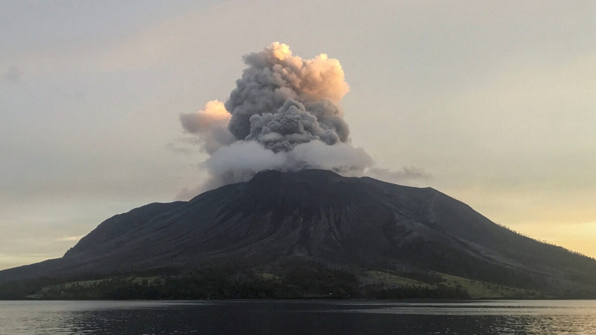 Indonesia's Ruang Volcano Erupts, More Than 12,000 People Evacuated ...