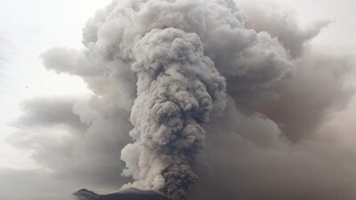 Chinese Woman Dies After Falling Into Active Volcano While Posing For ...
